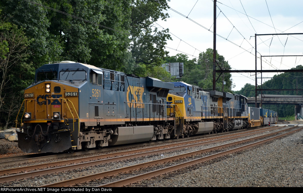 CSX ES40DC 5261 leads Q034-13
